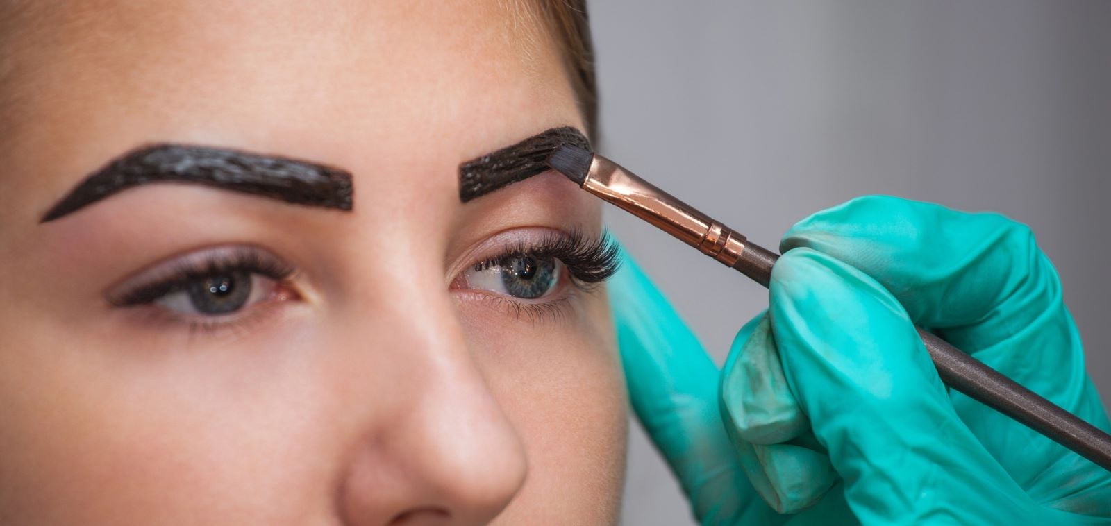 How to Apply Henna to Your Eyebrows: Your Guide